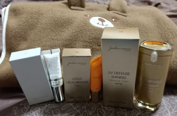 雨草央 - [Jealousness 婕洛妮絲] 閃閃發光素顏霜 | @cosme