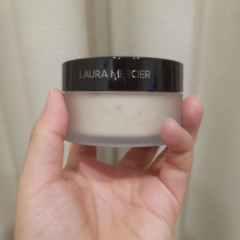 Ada Lee - [LAURA MERCIER 蘿拉蜜思] 煥顏透明蜜粉 | @cosme